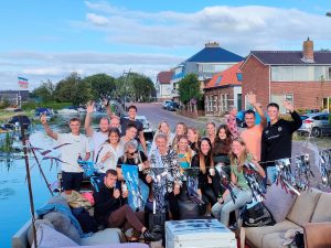 Oma (Leni Overdevest) verrast door haar kleinkinderen | Stompwijk